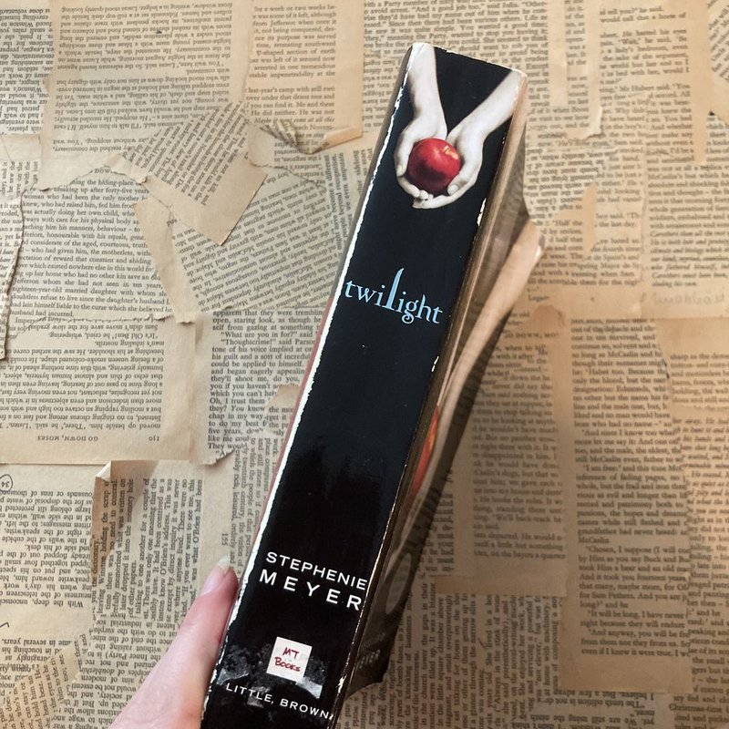 Twilight by Stephenie Meyer, Paperback | Pangobooks