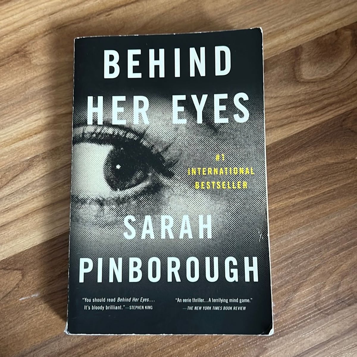 Behind Her Eyes by Sarah Pinborough, Paperback | Pangobooks