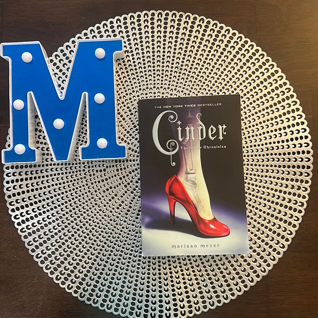 Cinder by Marissa Meyer, Paperback | Pangobooks
