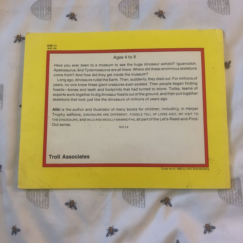 Digging up Dinosaurs by Aliki (Illustrator), Paperback | Pangobooks