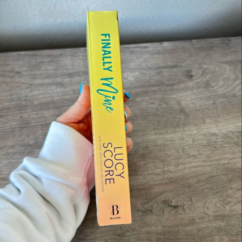 Finally Mine by Lucy Score, Paperback | Pangobooks