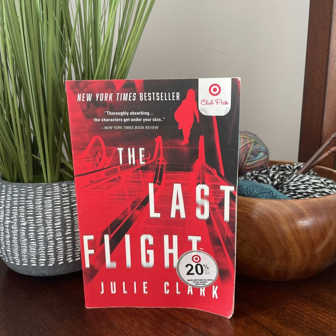 The Last Flight by Julie Clark, Paperback | Pangobooks