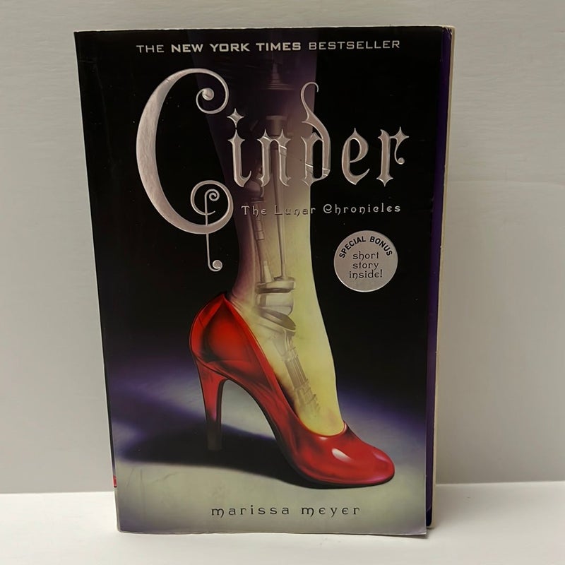 Cinder (Lunar Chronicles, Book 1) by Marissa Meyer, Paperback | Pangobooks
