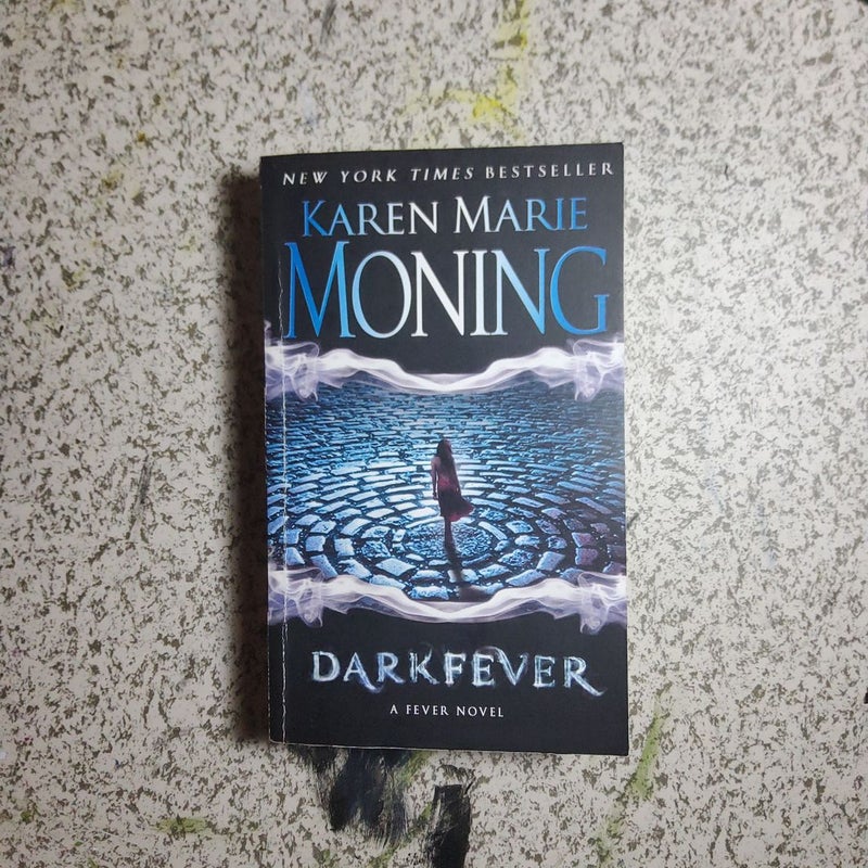 Darkfever by Karen Marie Moning, Paperback | Pangobooks