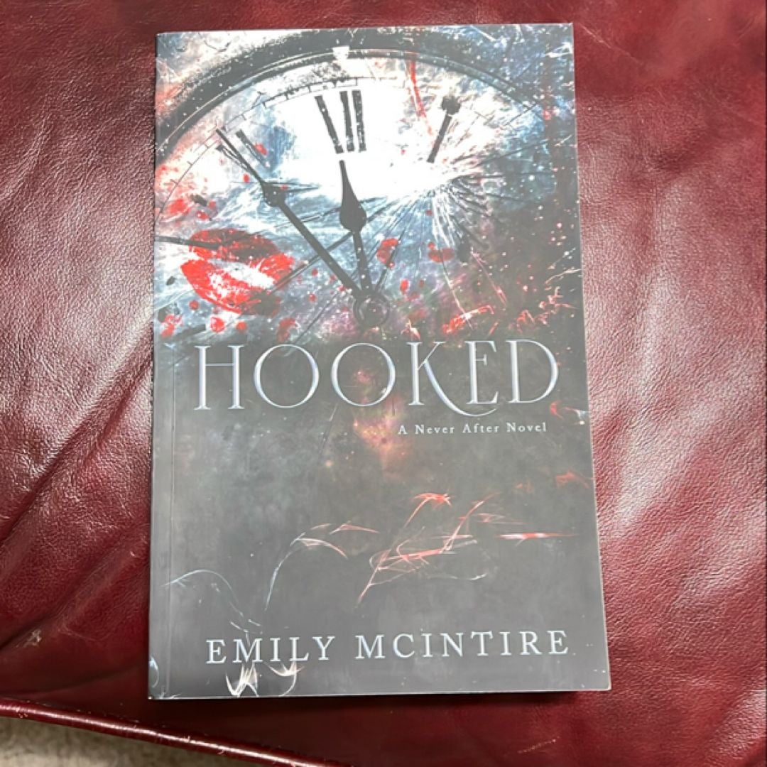 Hooked by Emily McIntire, Paperback | Pangobooks