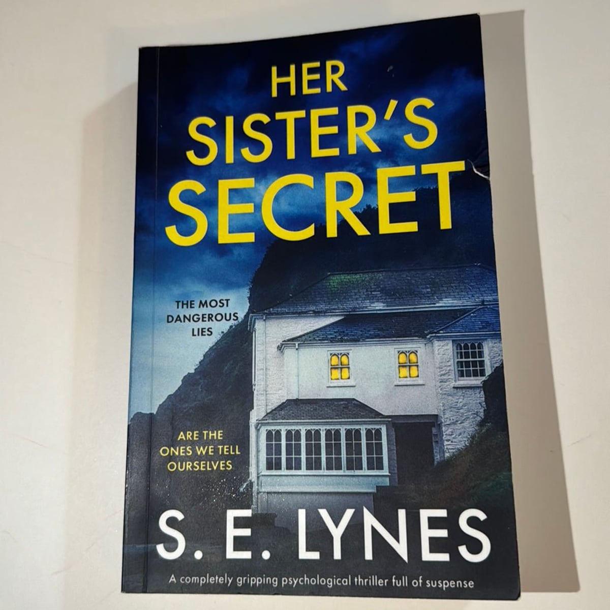 Her Sister's Secret by S. E. Lynes, Paperback | Pangobooks