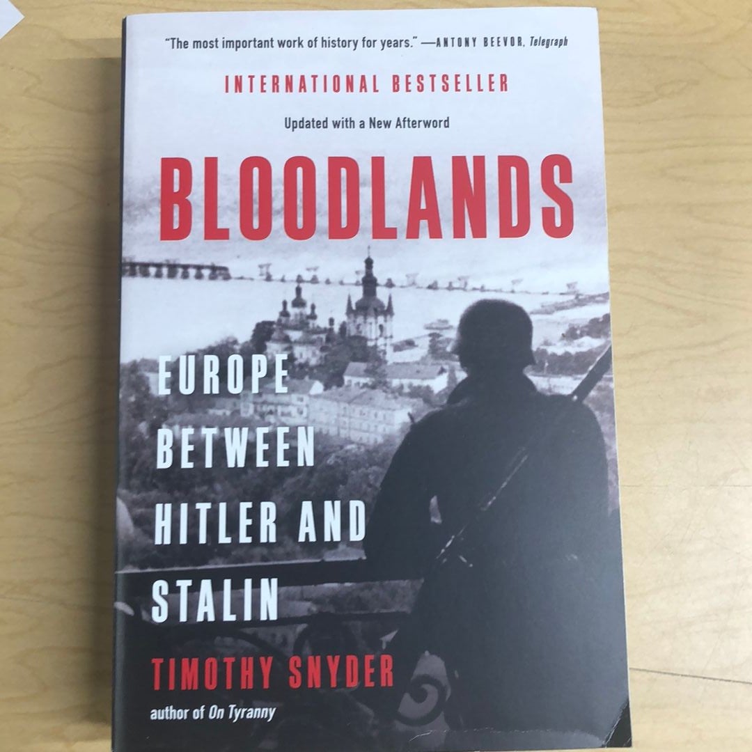 Bloodlands by Timothy Snyder, Paperback | Pangobooks