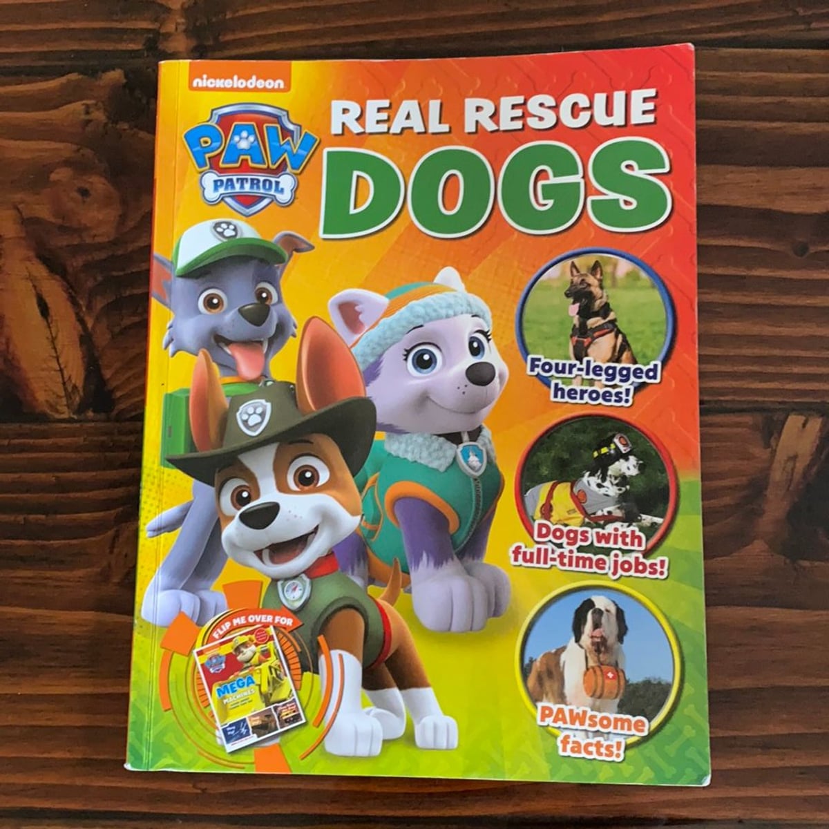 Paw Patrol Mega Machines, Real Rescue Dogs Flip Book by Topix Media Lab