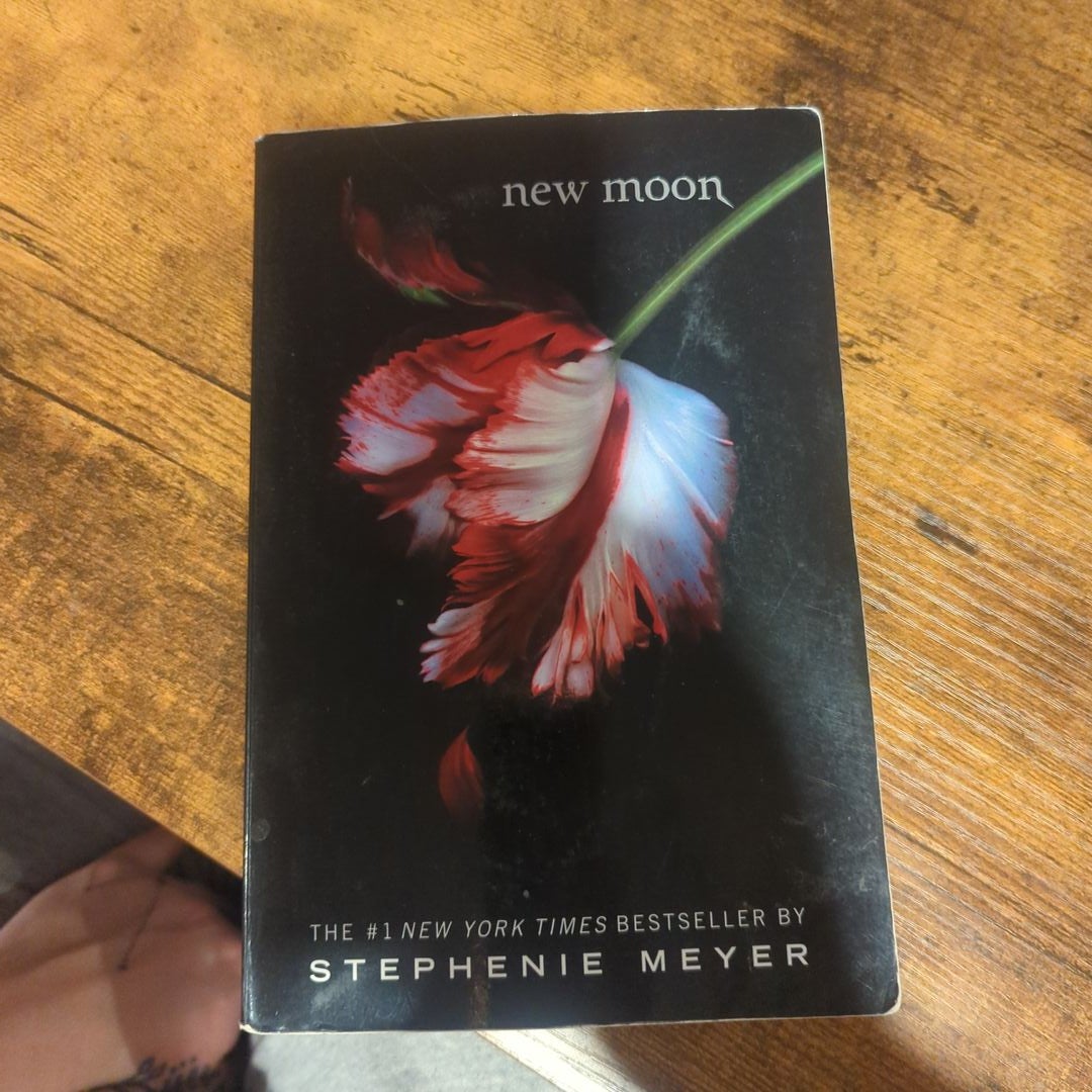New Moon by Stephenie Meyer, Paperback | Pangobooks