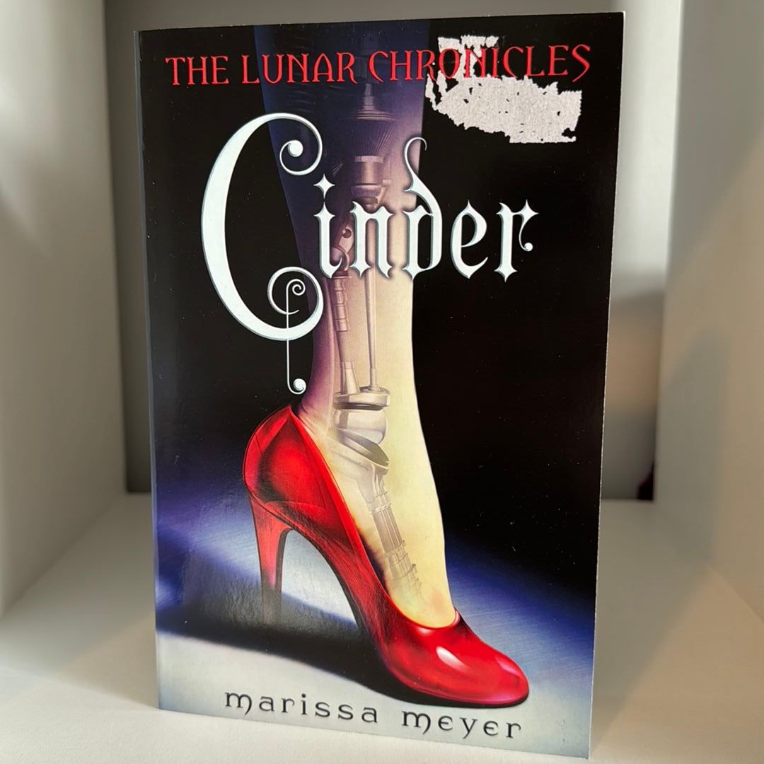 Cinder by Marissa Meyer, Paperback | Pangobooks
