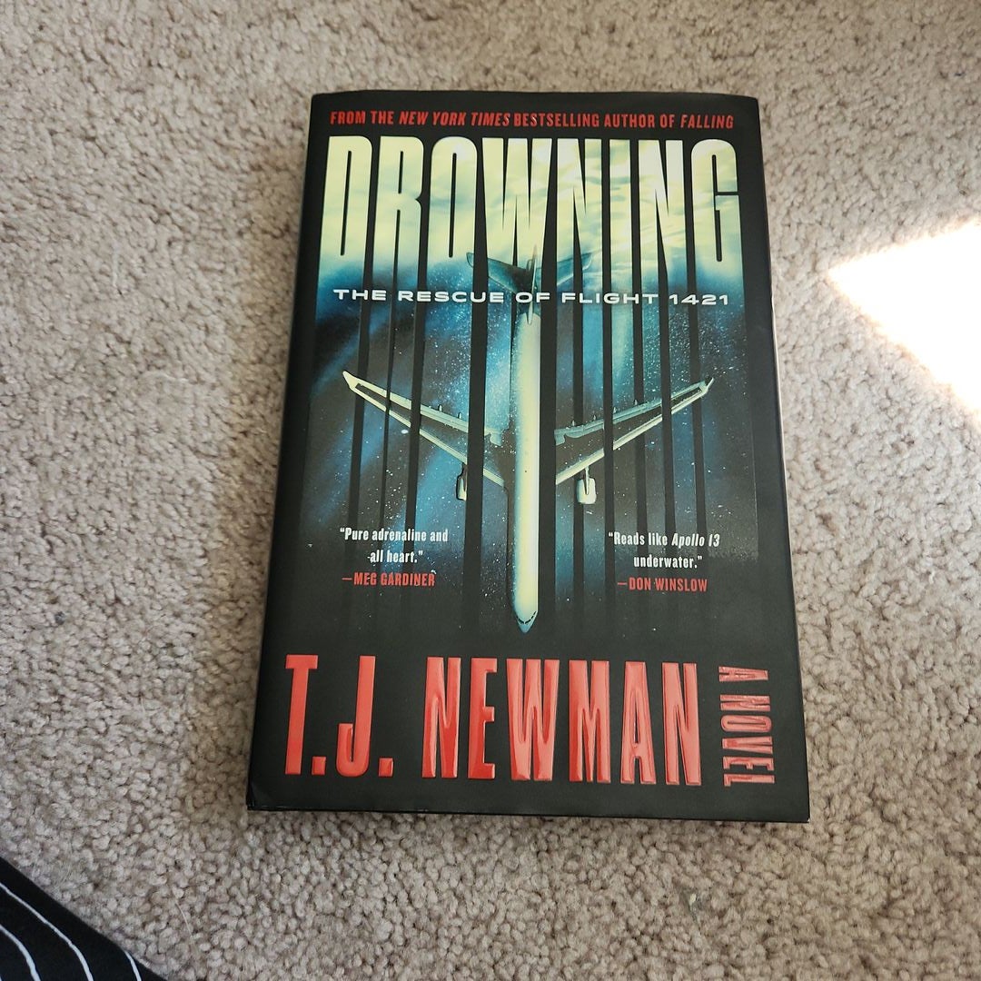 Drowning by T. J. Newman, Paperback | Pangobooks
