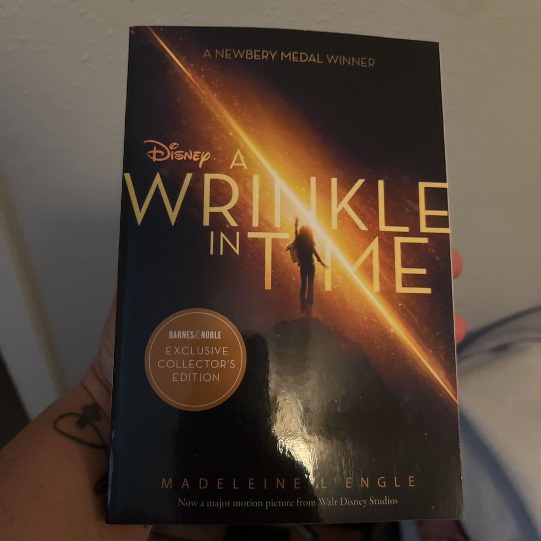 A Wrinkle In Time by Madeline L'Engle, Paperback | Pangobooks