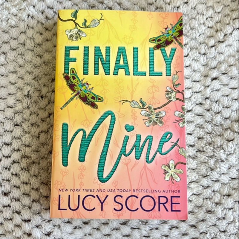 Finally Mine by Lucy Score, Paperback | Pangobooks