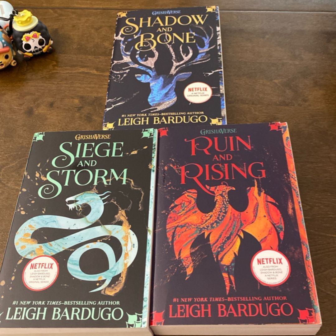 Shadow and Bone by Leigh Bardugo, Paperback | Pangobooks