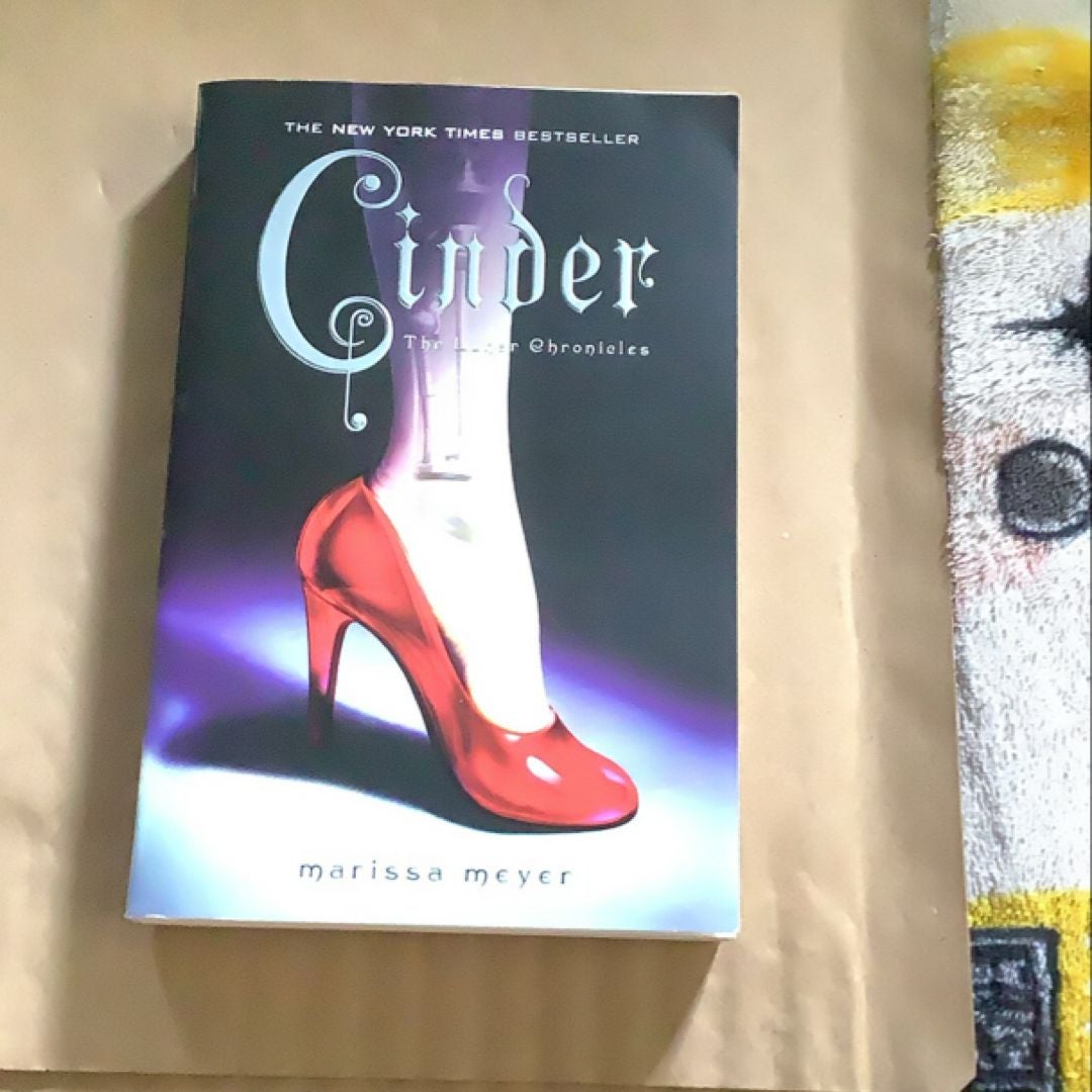 Cinder by Marissa meyer, Paperback | Pangobooks
