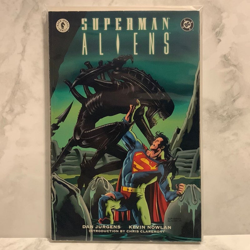 Superman vs. Aliens by Dark Horse Comics, Paperback | Pangobooks