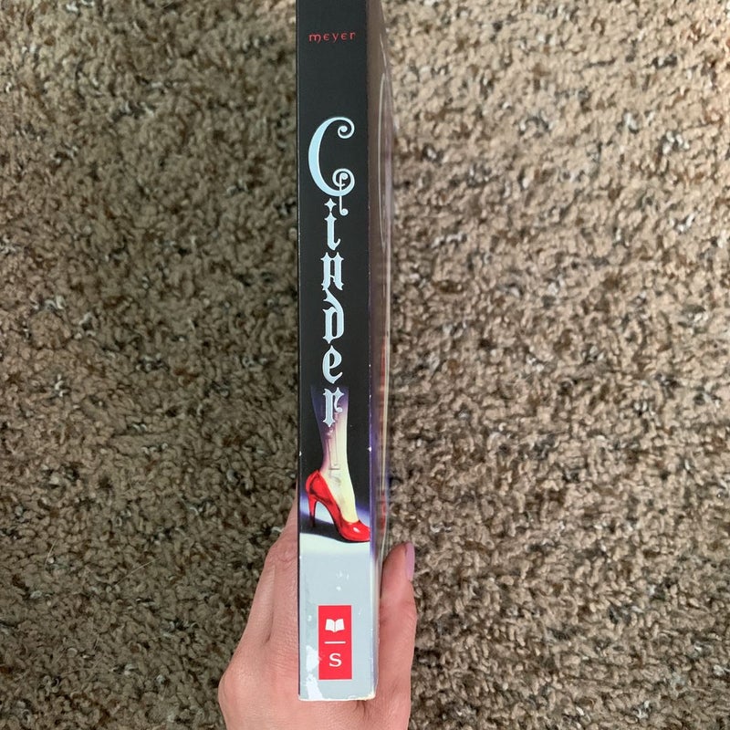 Cinder by Marissa Meyer, Paperback | Pangobooks