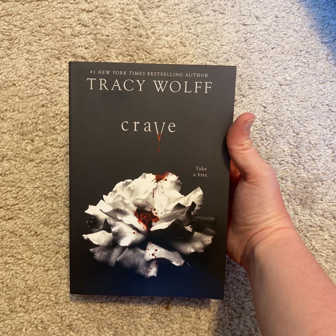 Crave SPRAYED EDGES by Tracy Wolff, Paperback | Pangobooks