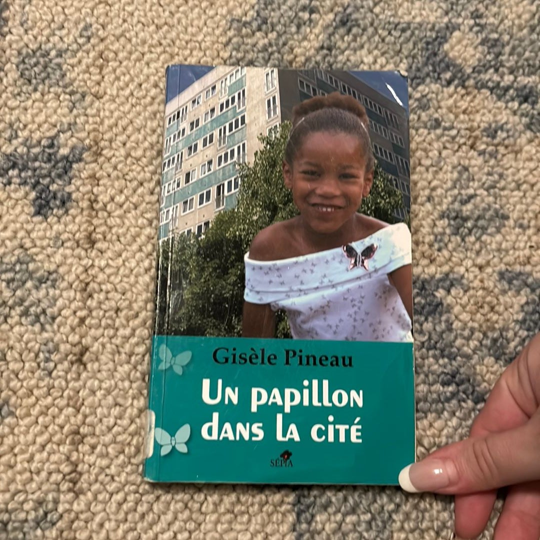 Un Papillon Dans La Cité by Gisèle Pineau, Paperback | Pangobooks
