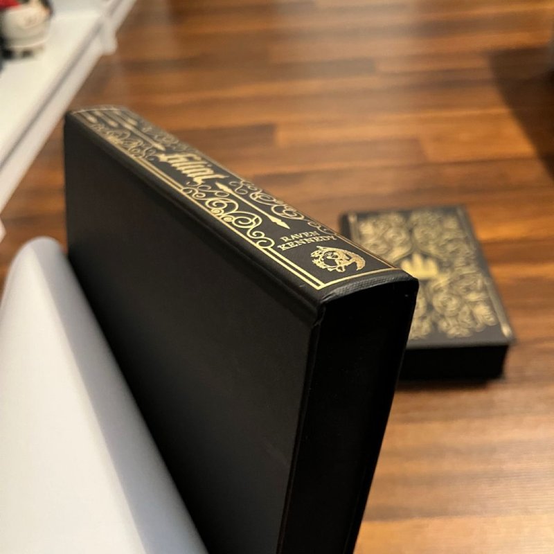 Glint & Gleam - Fairyloot Editions by Raven Kennedy, Hardcover | Pangobooks