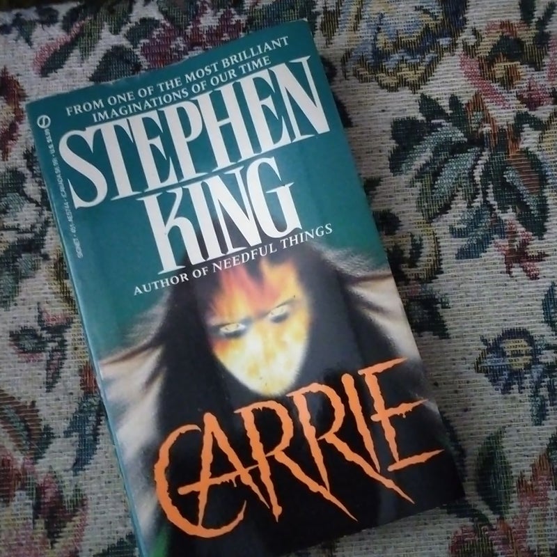 Carrie by Stephen King, Paperback | Pangobooks