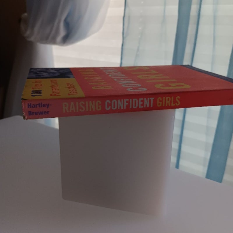 Raising Confident Girls by Elizabeth Hartley-Brewer, Paperback | Pangobooks