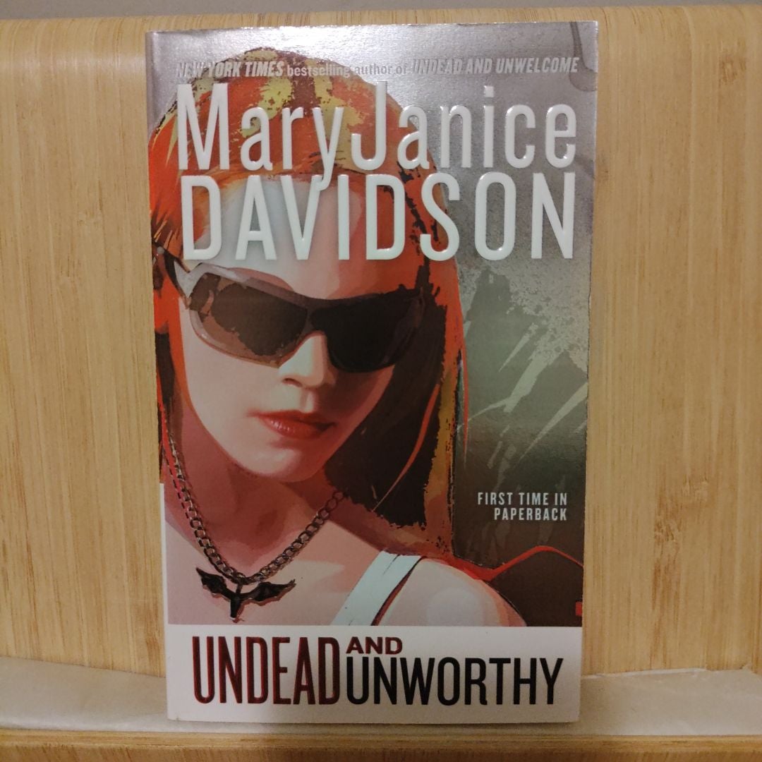 Undead and Unworthy by MaryJanice Davidson, Paperback | Pangobooks