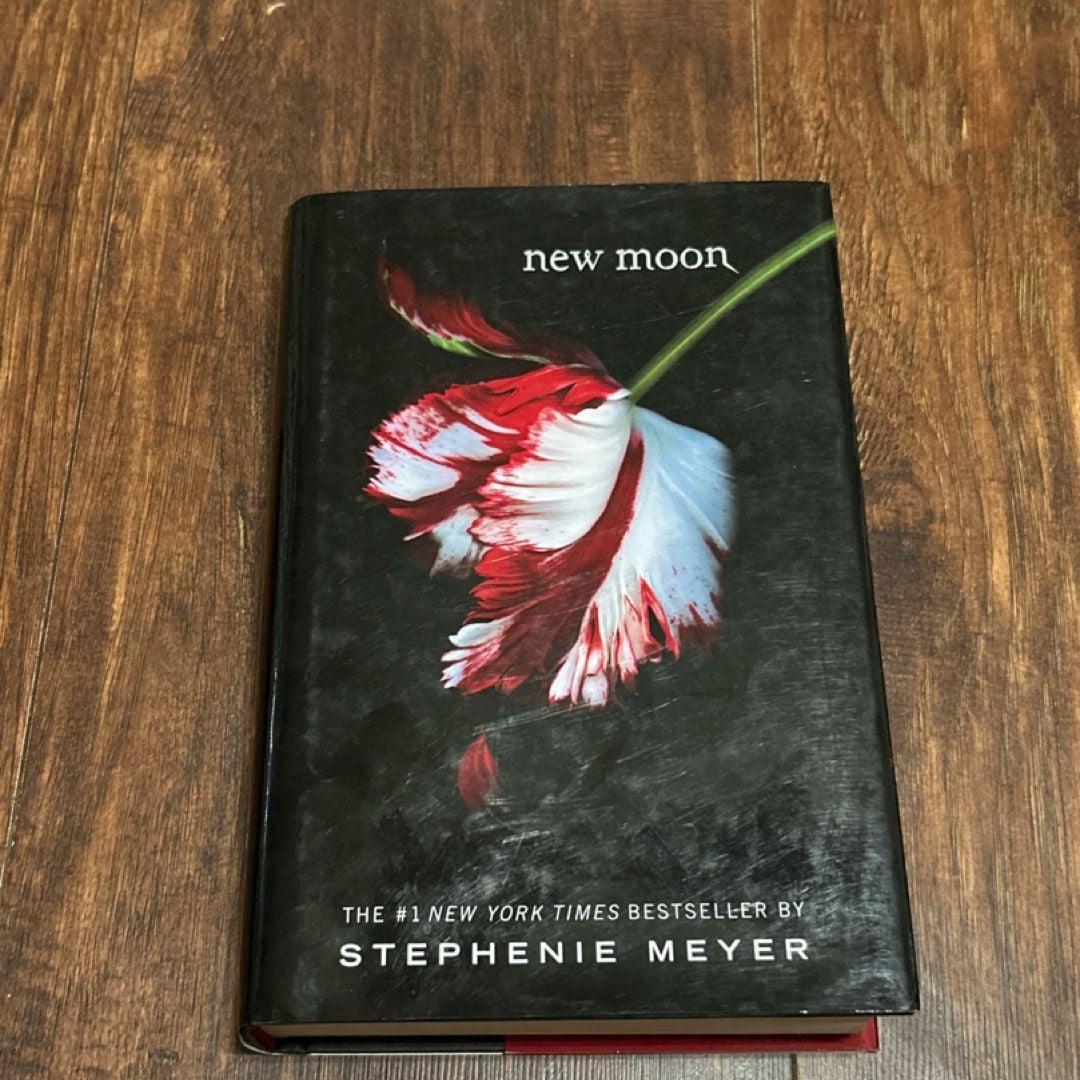 New Moon by Stephenie Meyers, Hardcover | Pangobooks