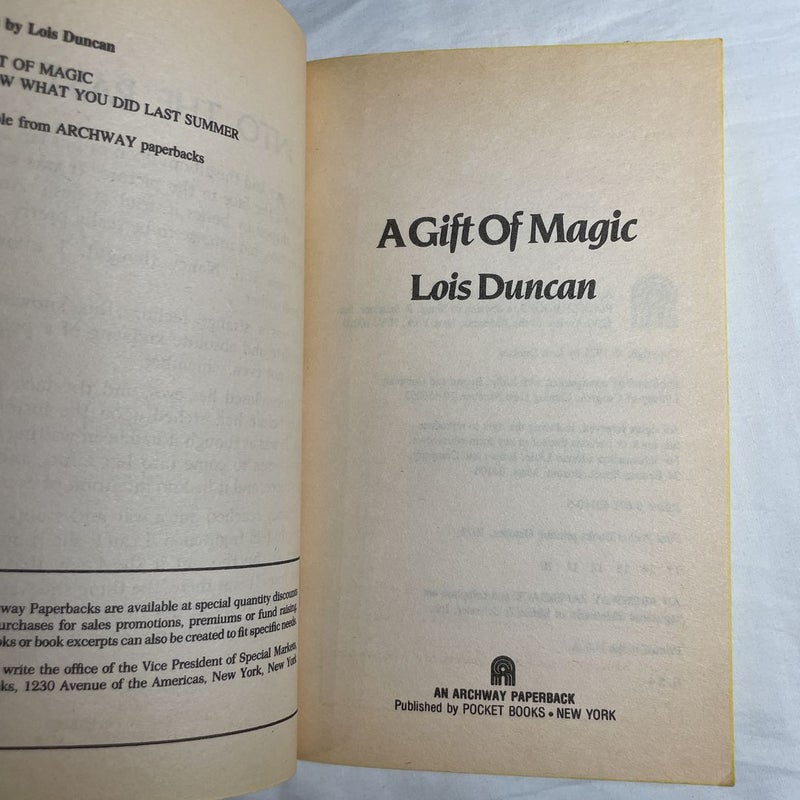 A Gift of Magic by Lois Duncan, Paperback | Pangobooks