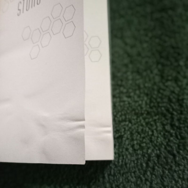 Stung by Bethany Wiggins, Paperback | Pangobooks