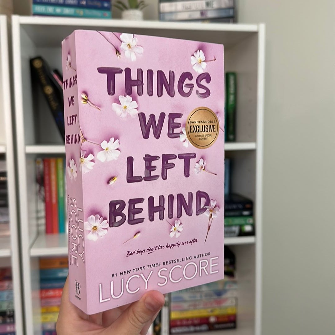 Things We Left Behind (SIGNED) by Lucy Score, Paperback | Pangobooks