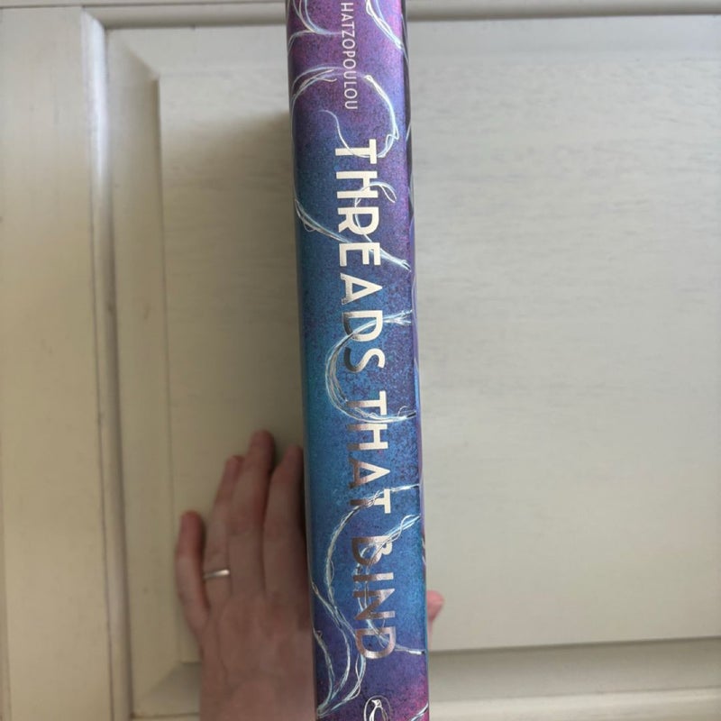 Threads That Bind by Kika Hatzopoulou, Hardcover | Pangobooks