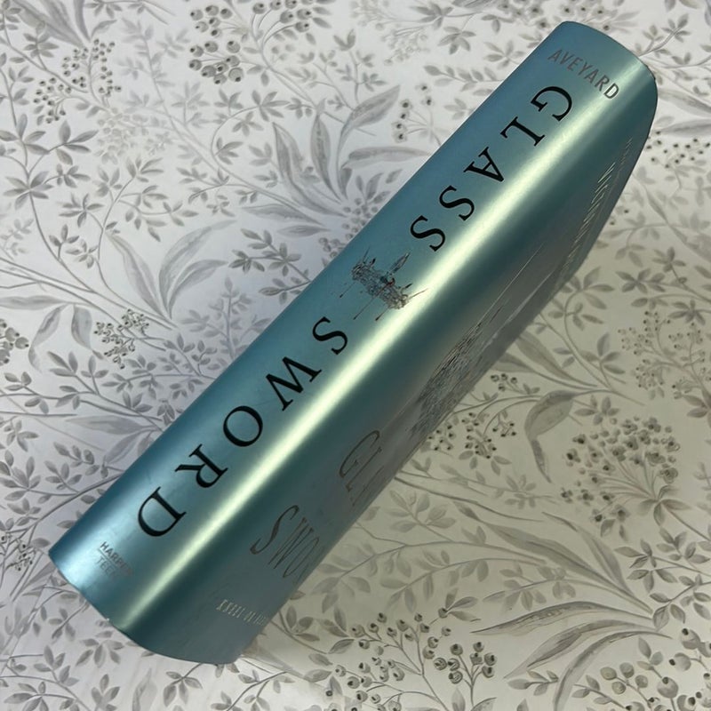 Glass Sword by Victoria Aveyard, Hardcover | Pangobooks