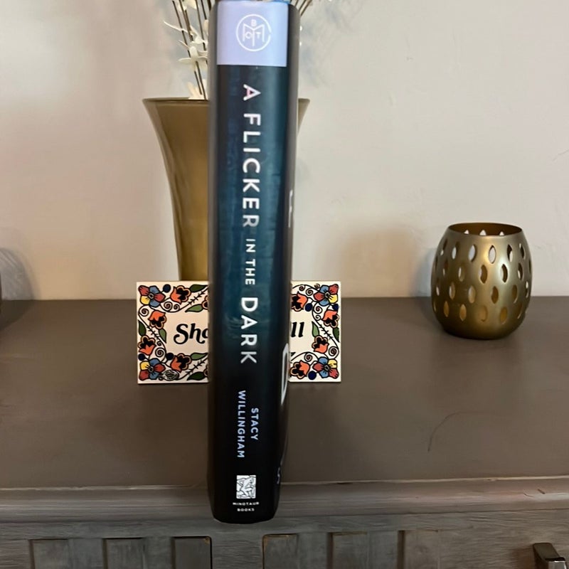 A Flicker in the Dark by stacy Willingham, Hardcover | Pangobooks