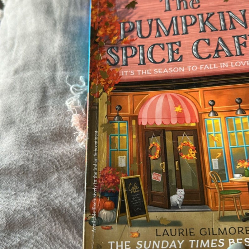 The Pumpkin Spice Cafe by Laurie Gilmore, Paperback | Pangobooks