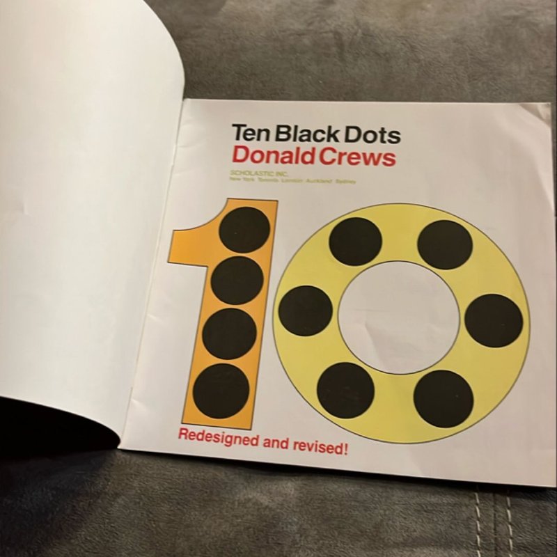 Ten Black Dots by Donald Crews, Paperback | Pangobooks