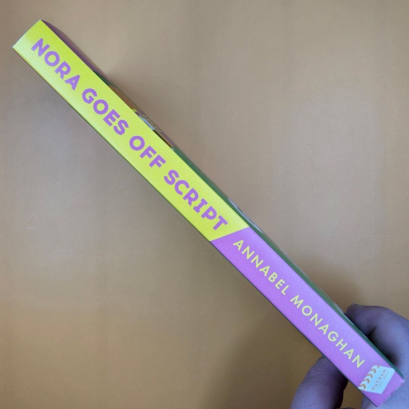 Nora Goes off Script by Annabel Monaghan, Paperback | Pangobooks