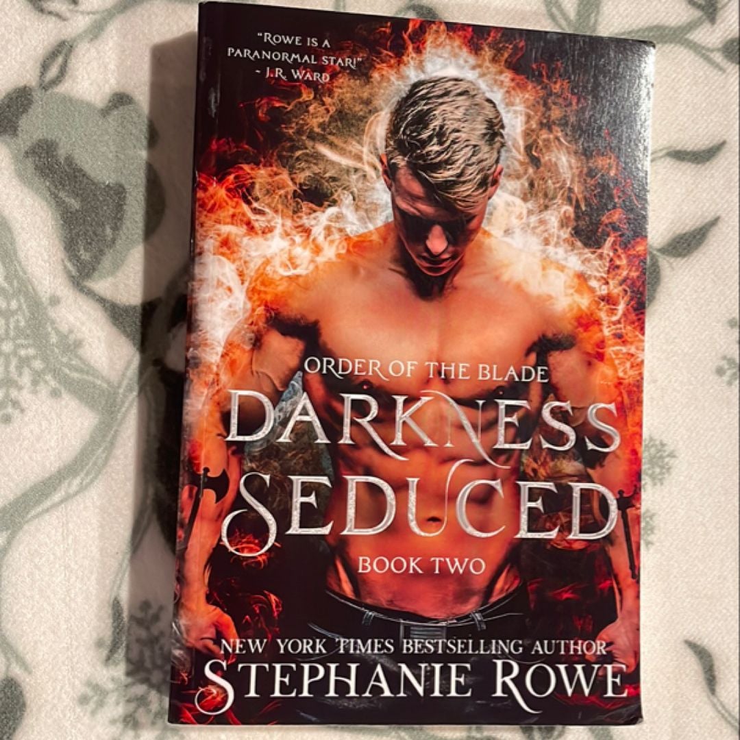 Darkness Seduced by Stephanie Rowe, Paperback | Pangobooks
