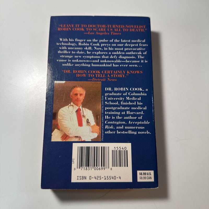 Invasion by Robin Cook, Paperback | Pangobooks