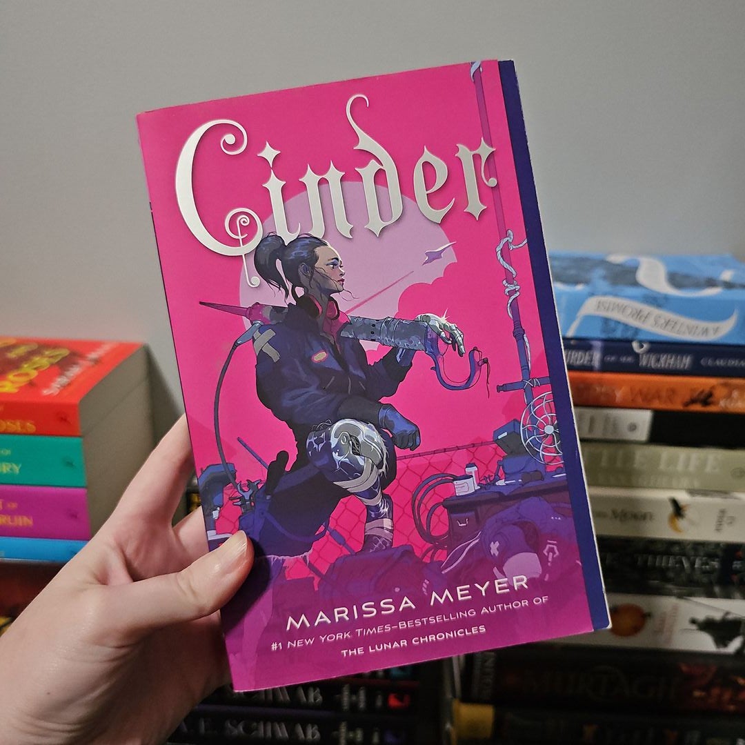 Cinder by Marissa Meyer, Paperback | Pangobooks
