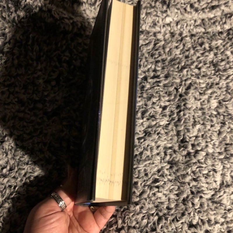 Long May She Reign by Rhiannon Thomas, Hardcover | Pangobooks