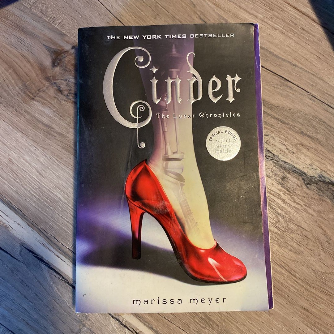 Cinder by Marissa Meyer, Paperback | Pangobooks