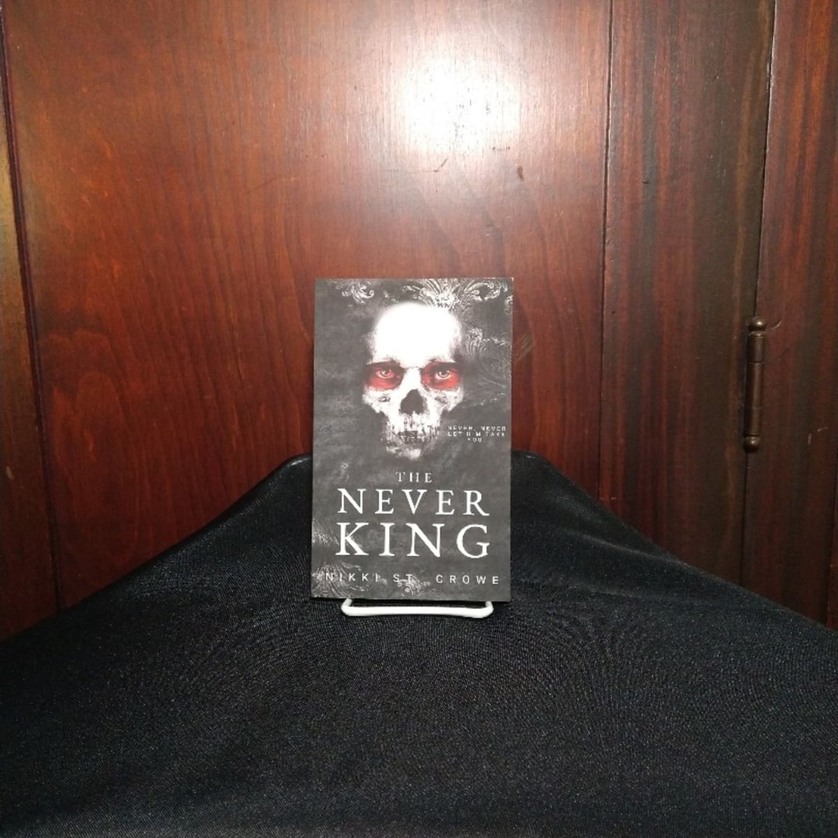 The Never King by Nikki St. Crowe, Paperback | Pangobooks