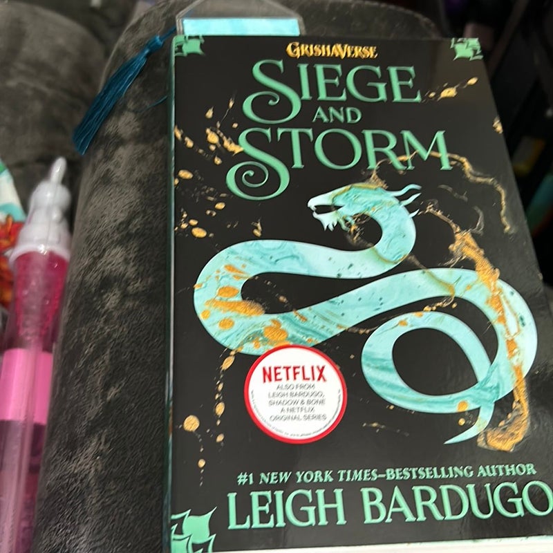 Siege and Storm by Leigh Bardugo, Paperback | Pangobooks