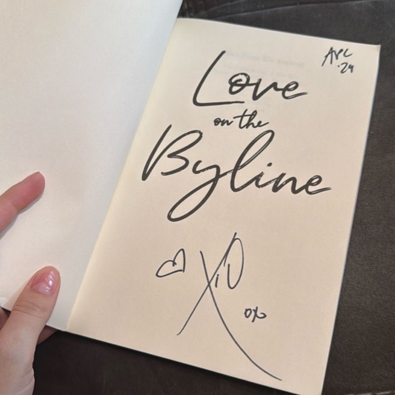 Love on the Byline (Signed) by Xio Axelrod, Paperback | Pangobooks