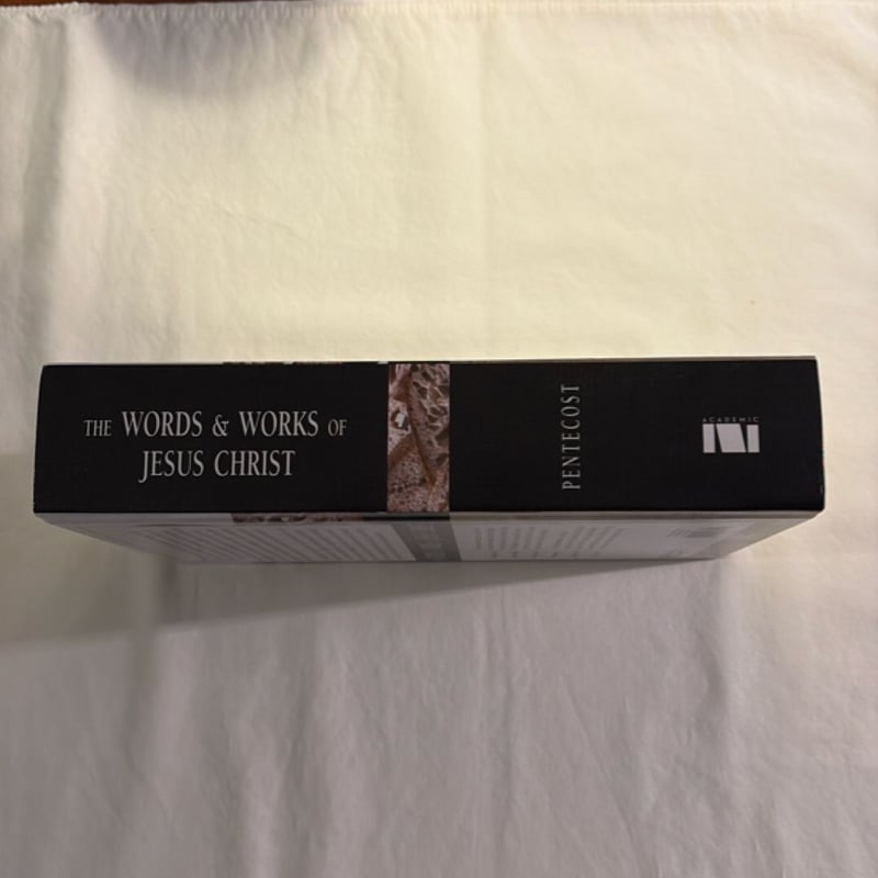The Words and Works of Jesus Christ by J. Dwight Pentecost