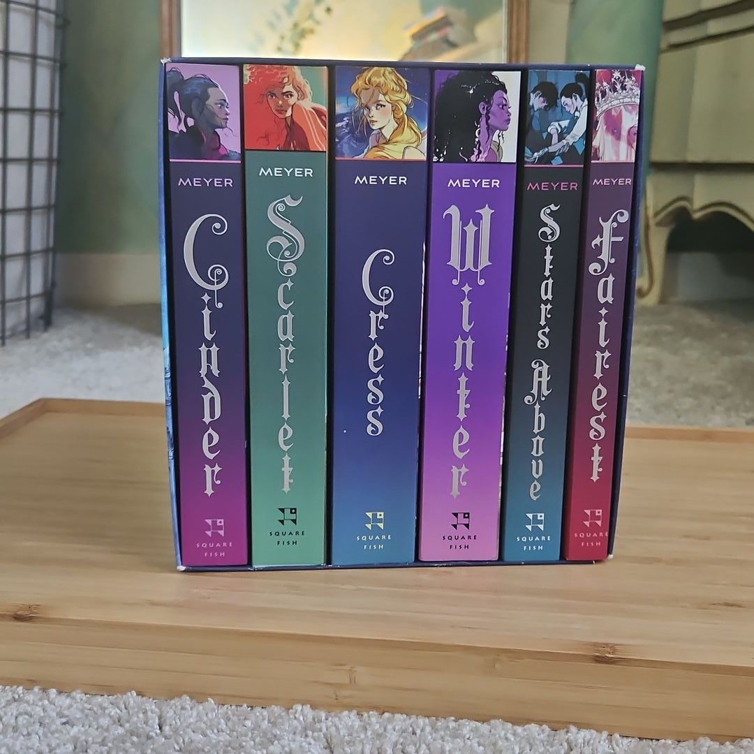 The Lunar Chronicles Boxed Set: Cinder, Scarlet, Cress, Fairest, Stars ...