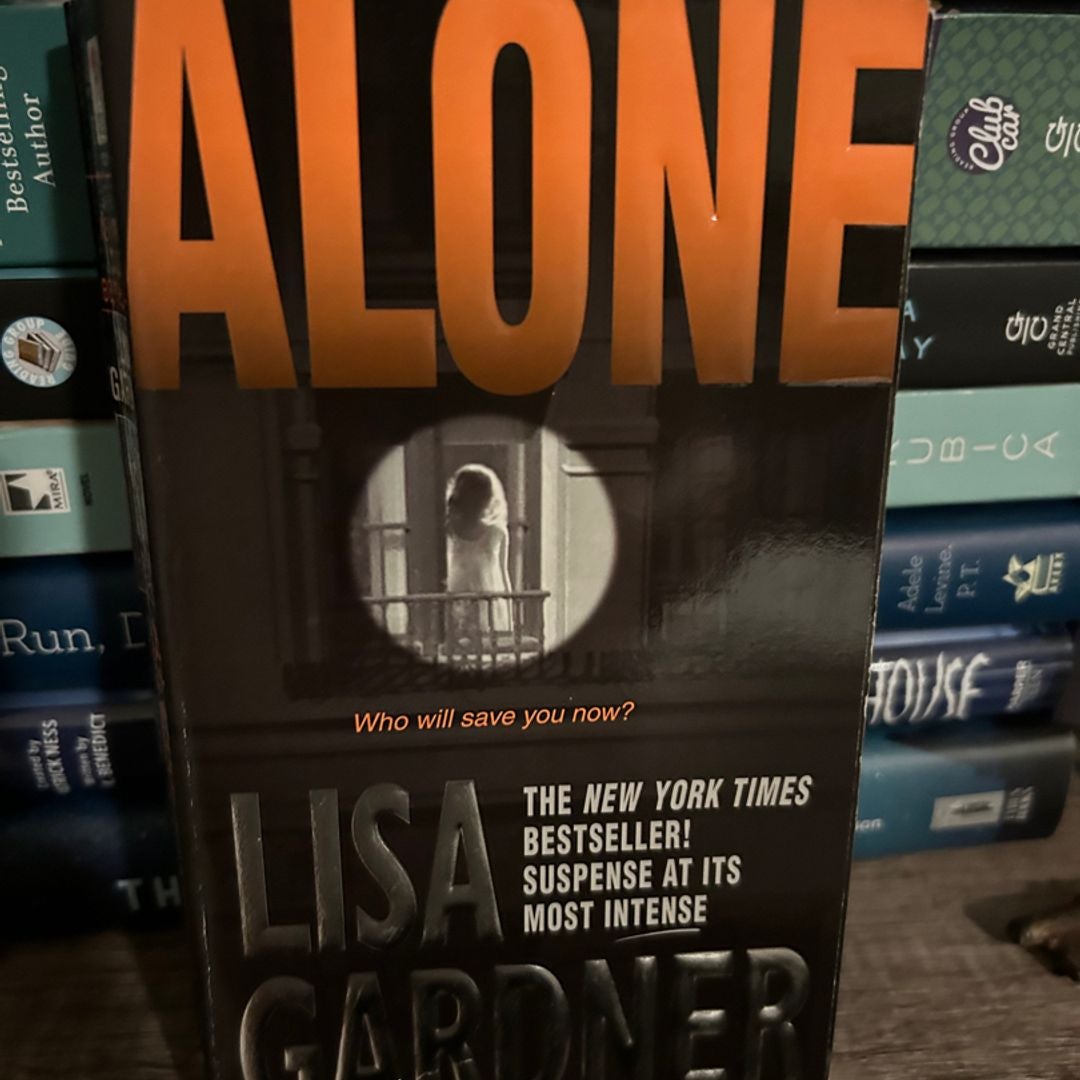 Alone by Lisa Gardner, Paperback | Pangobooks