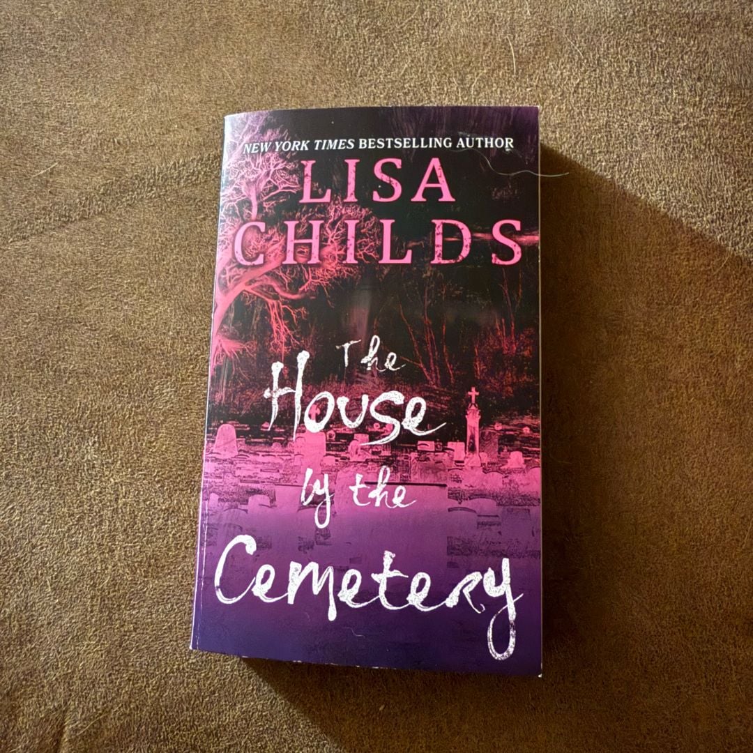 The House by the Cemetery by Lisa Childs, Paperback | Pangobooks