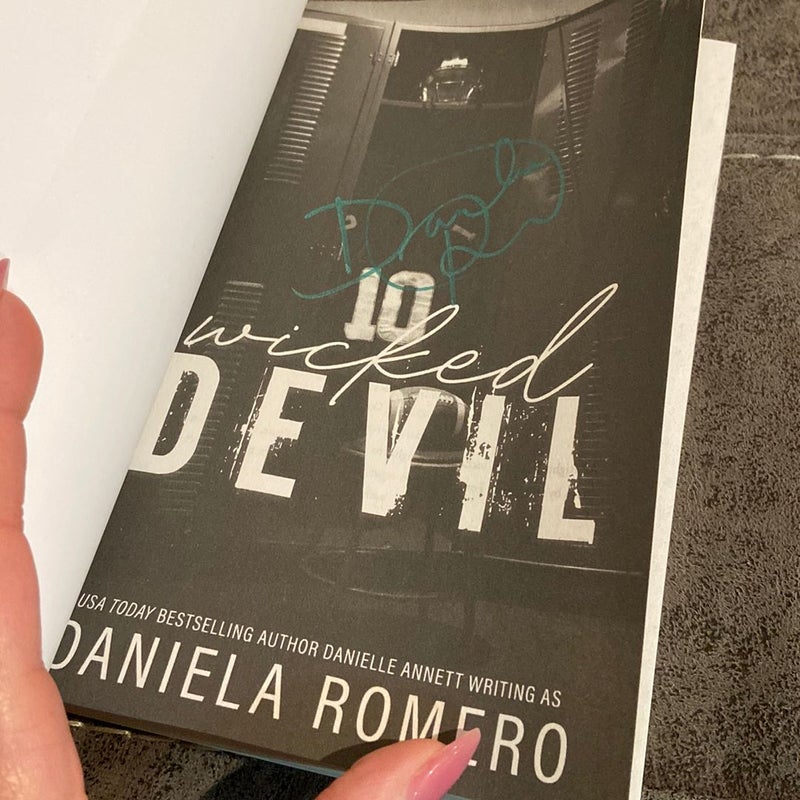 Wicked Devil by Daniela Romero, Paperback | Pangobooks